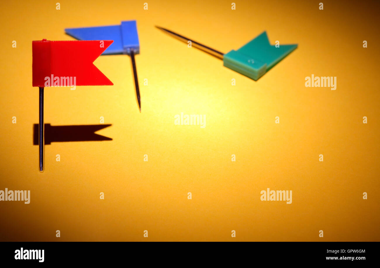 Yellow drawing pin hi-res stock photography and images - Alamy