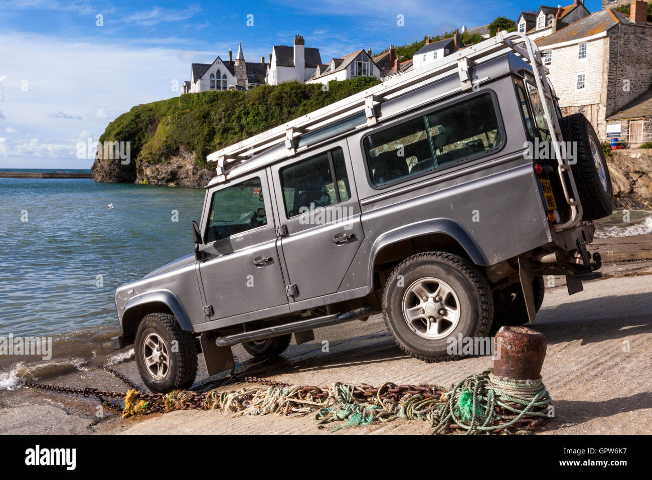 Land rover defender hi-res stock photography and images - Alamy