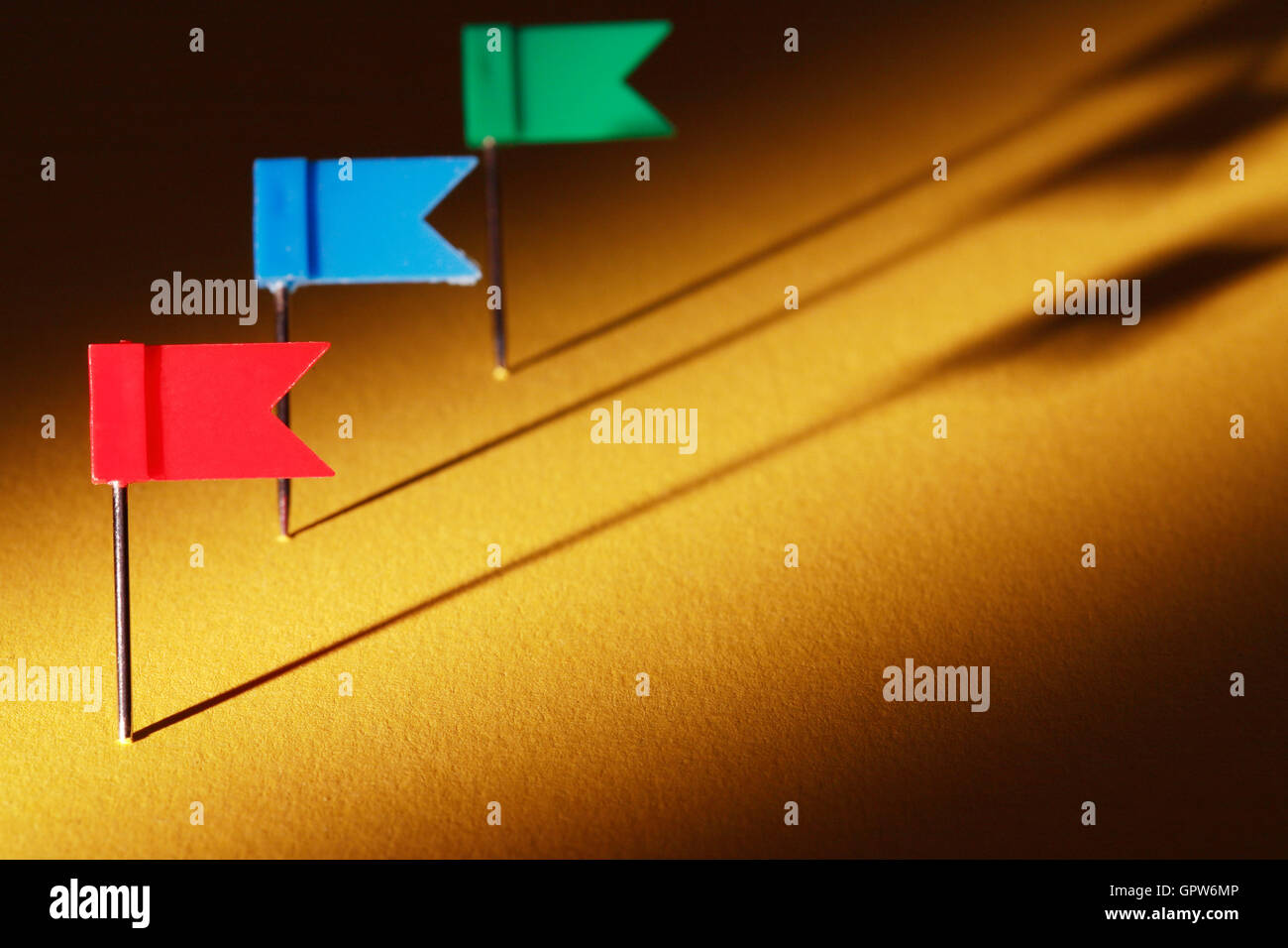 Yellow drawing pin hi-res stock photography and images - Alamy