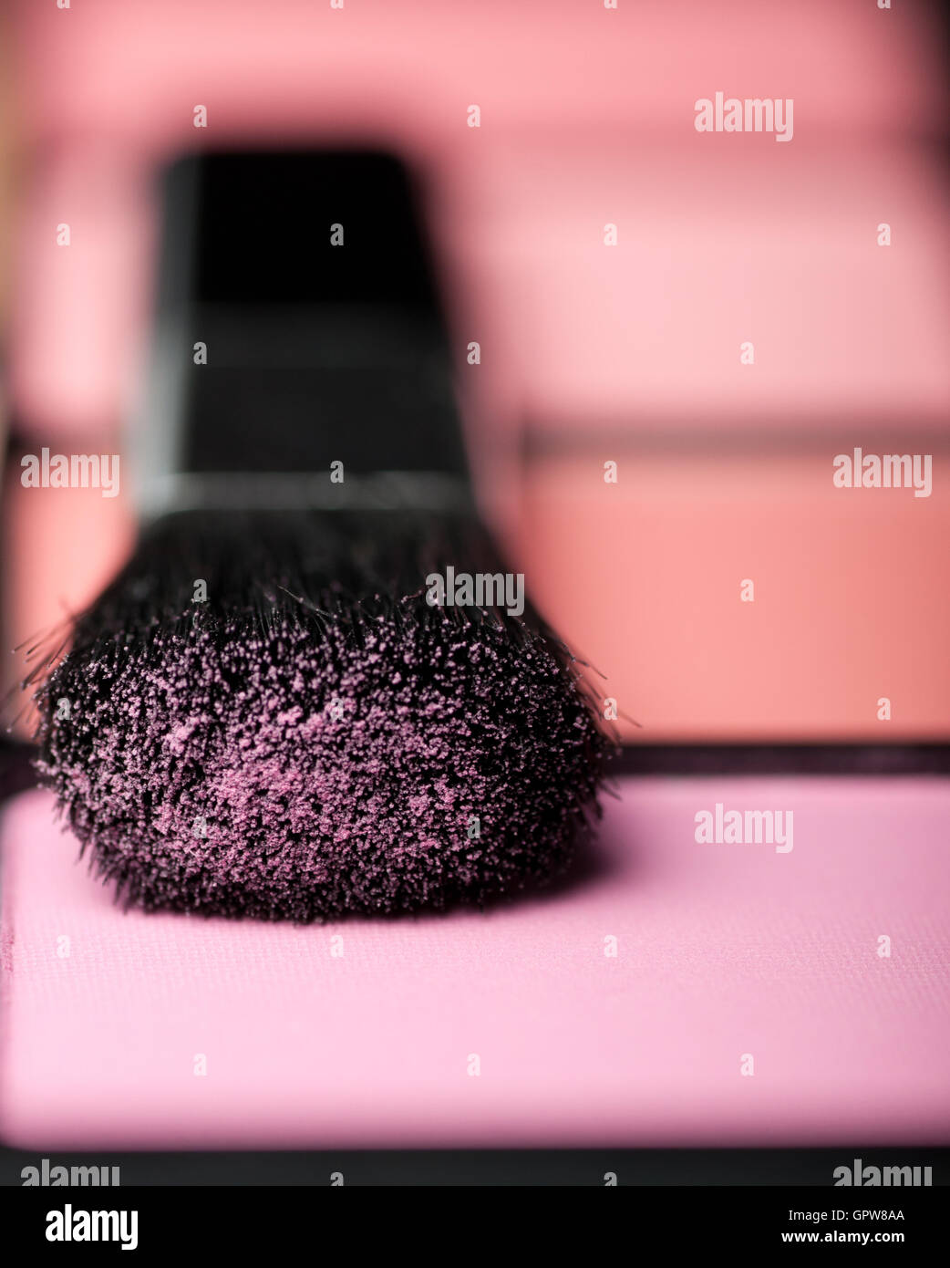 makeup brush and cosmetic powder close up Stock Photo - Alamy