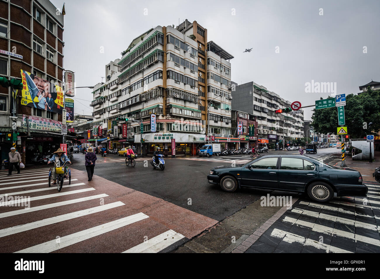 Intersection in the Datong District, in Taipei, Taiwan Stock Photo - Alamy