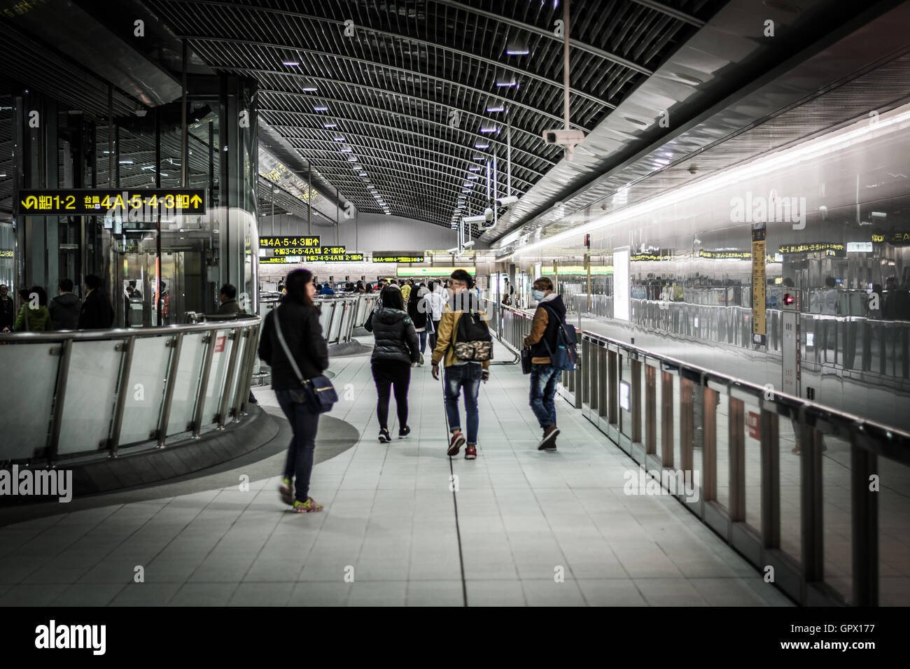 The interior of a modern MRT Station in Taipei, Taiwan Stock Photo - Alamy