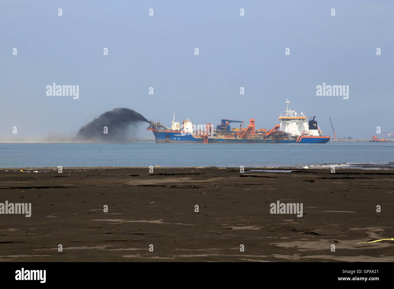 Trailing Suction Hopper Dredger Stock Photo - Alamy