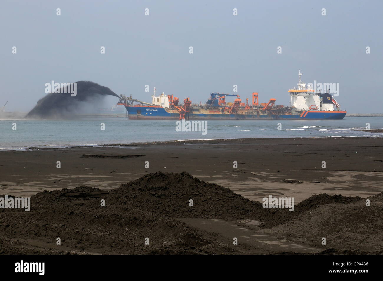 Trailing Suction Hopper Dredger Stock Photo - Alamy