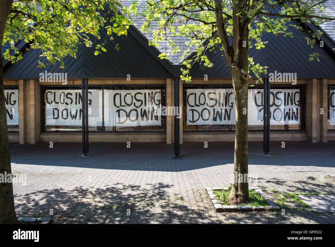 Closing down signs in the windows of a large shop in the UK Stock Photo ...