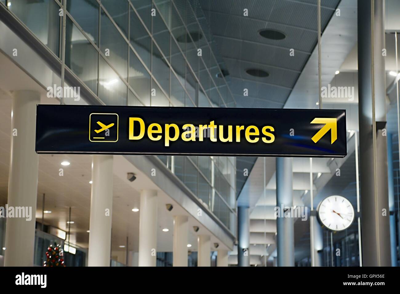 Departures airport sign Stock Photo - Alamy