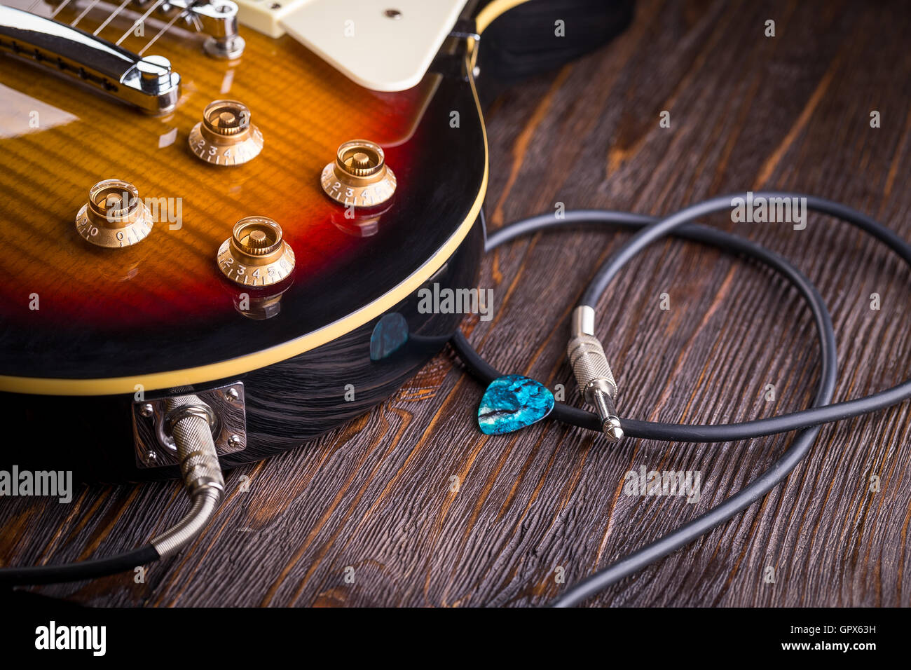 Electric guitar cable hi-res stock photography and images - Alamy