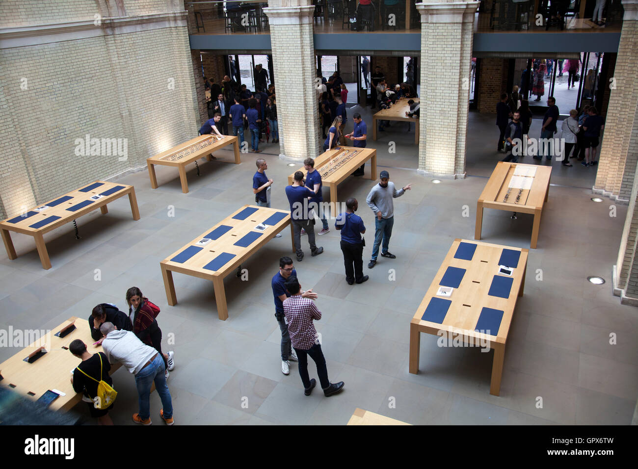 Apple store staff customers hi-res stock photography and images - Alamy