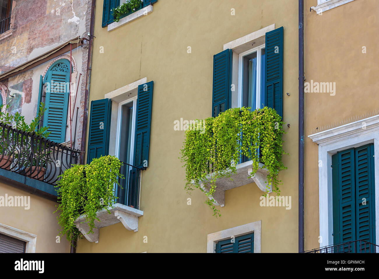 Windows old house flowers hi-res stock photography and images - Alamy