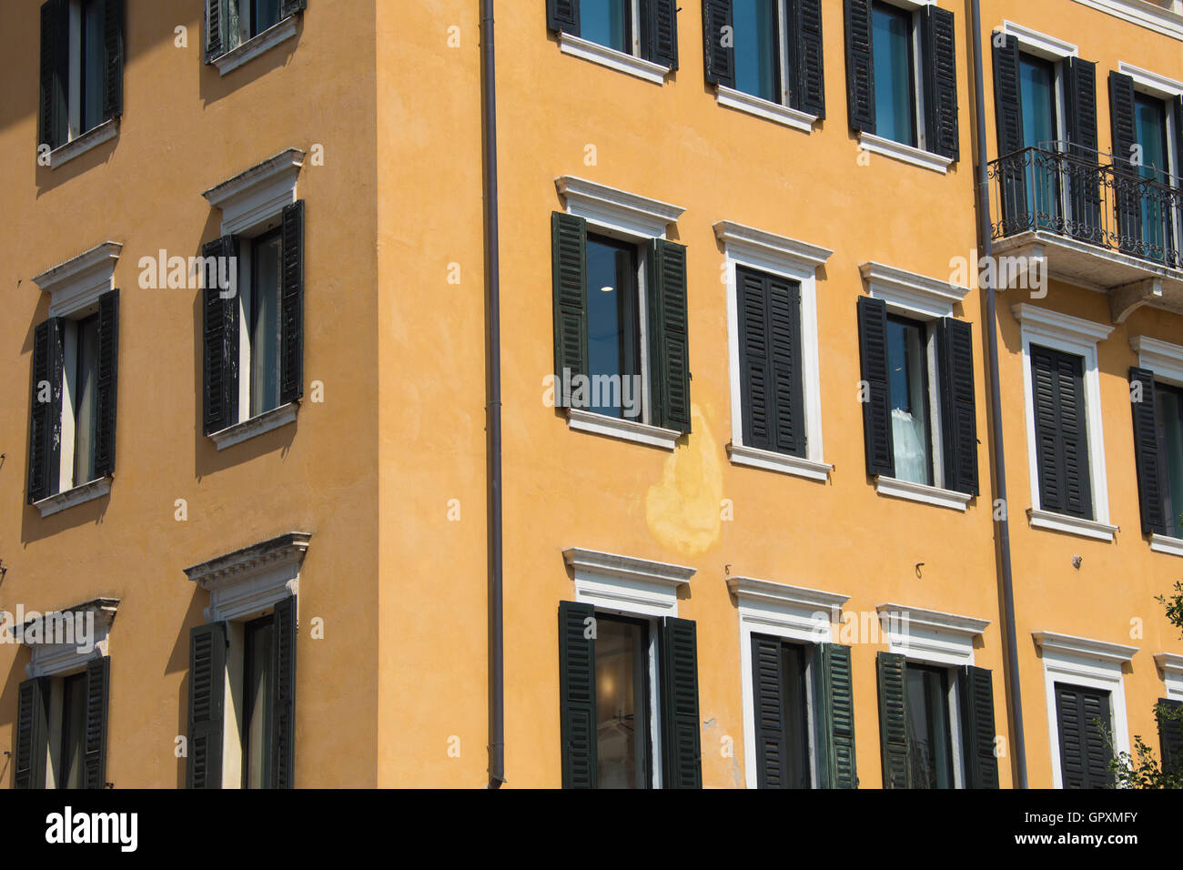 Home exterior windows hi-res stock photography and images - Alamy