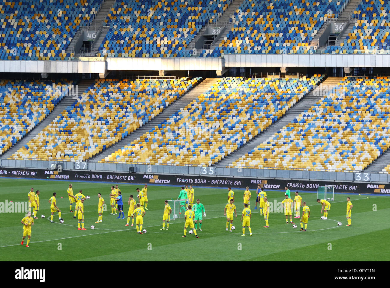 Open training session hi-res stock photography and images - Alamy