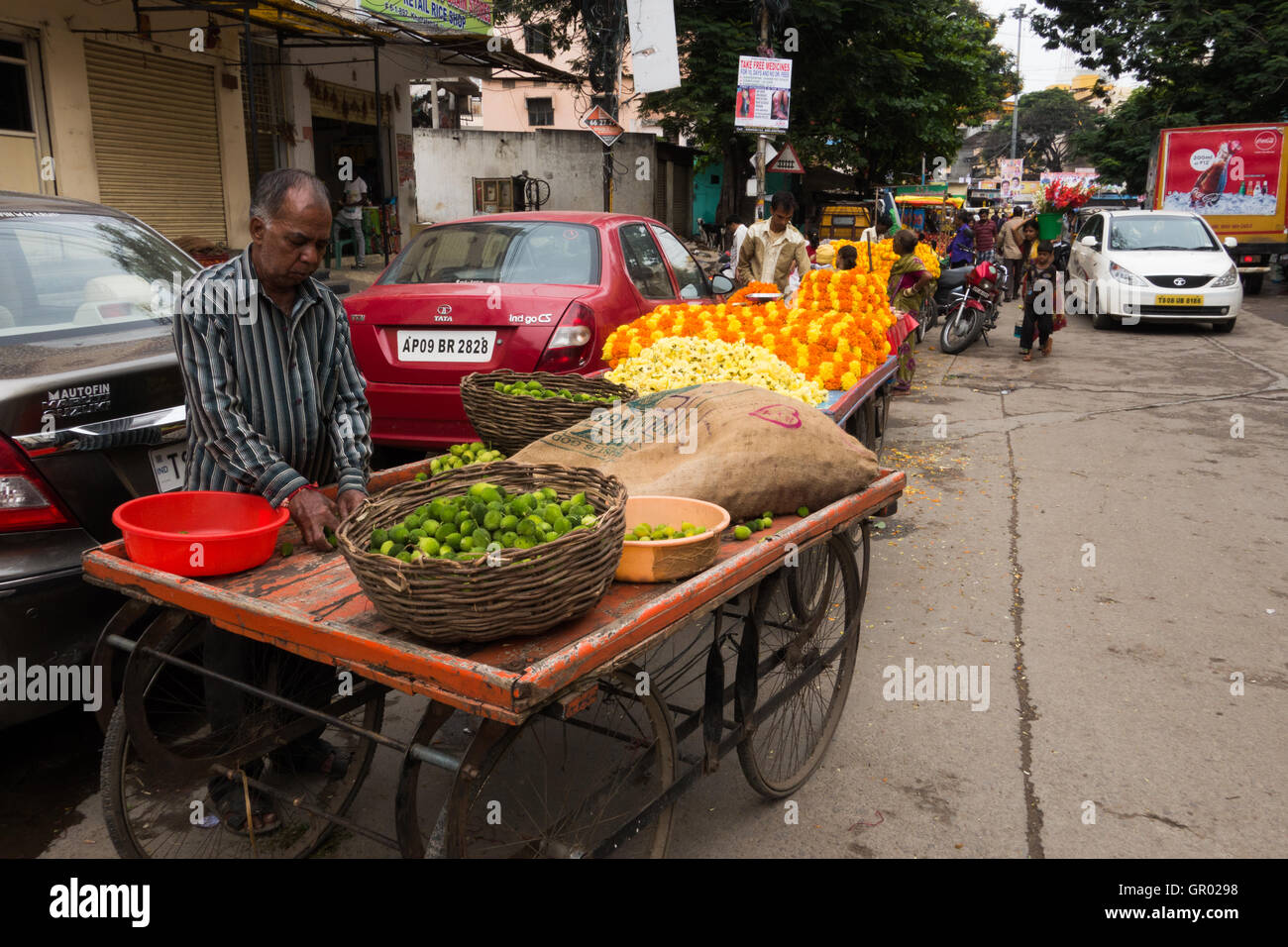 Street fruit vendor india cart hi-res stock photography and images - Alamy