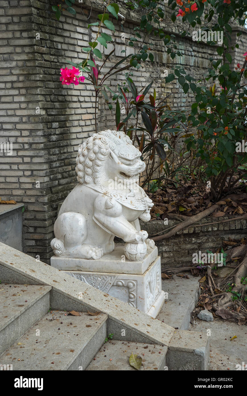 Garden ornament chinese dragon hi-res stock photography and images - Alamy