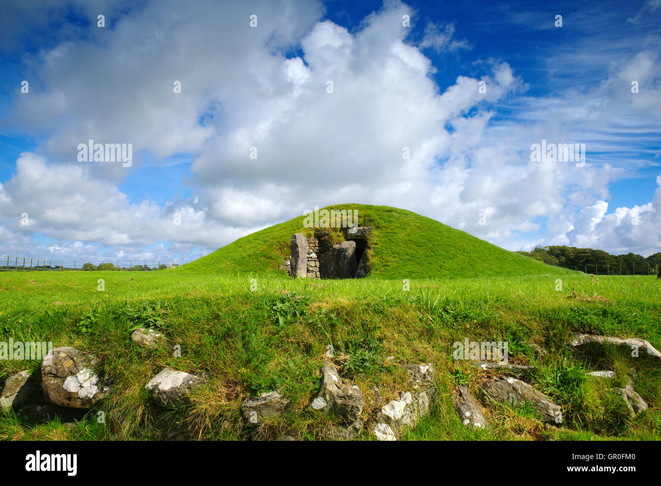 Bryn Celli Ddu burial chamber, Anglesey, North Wales Stock Photo - Alamy