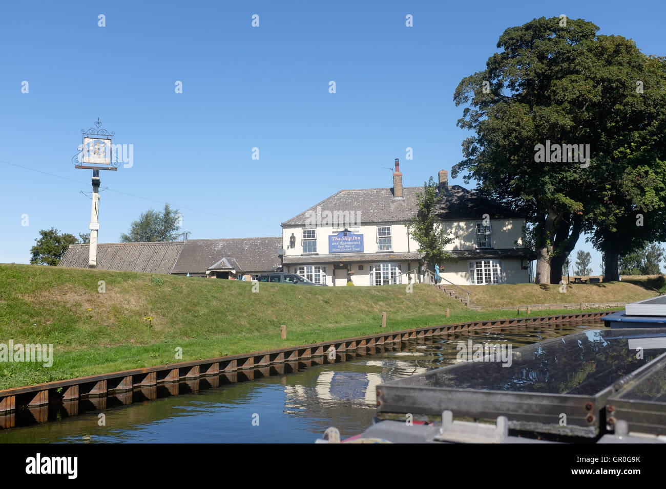 The ship inn pub sign hi-res stock photography and images - Alamy