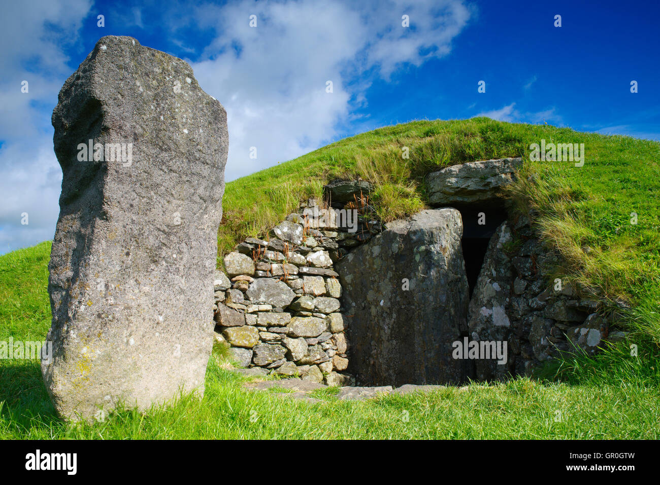 Bryn Celli Ddu burial chamber, Anglesey, North Wales Stock Photo - Alamy