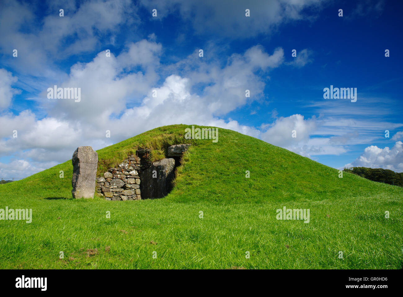 Bryn Celli Ddu burial chamber, Anglesey, North Wales Stock Photo - Alamy