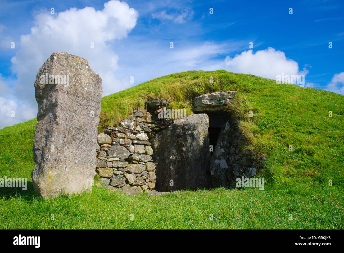Bryn Celli Ddu burial chamber, Anglesey, North Wales Stock Photo - Alamy