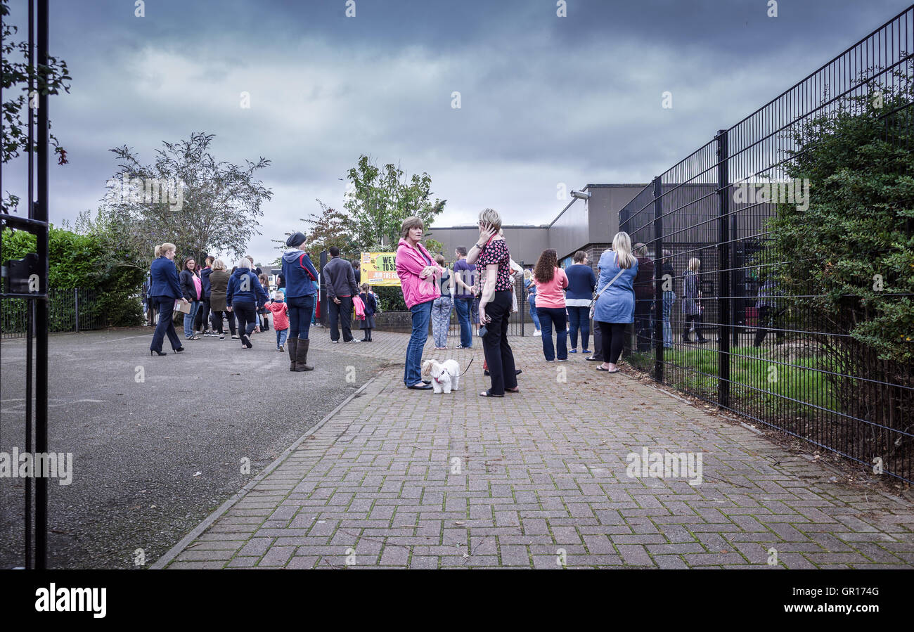 Parents outside school hi-res stock photography and images - Alamy