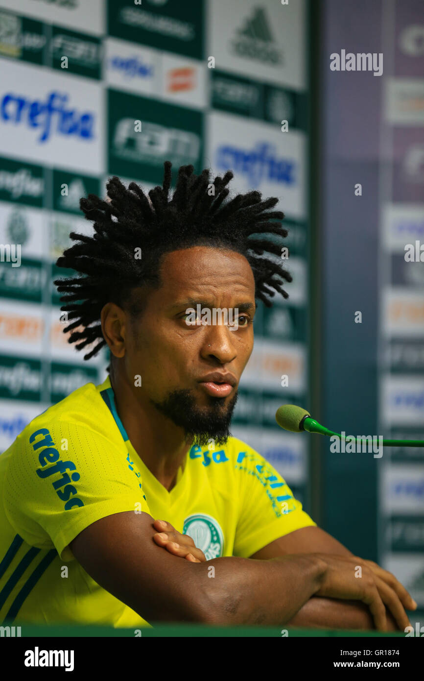 SÃO PAULO, SP - 05.09.2016: TREINO DO PALMEIRAS - Pictured player Ze Roberto from SE Palmeiras ...
