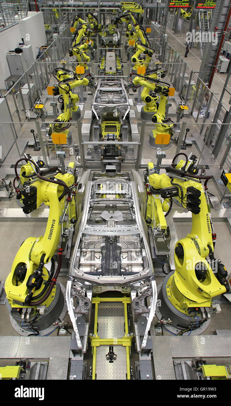 Car manufacturing robots hi-res stock photography and images - Alamy