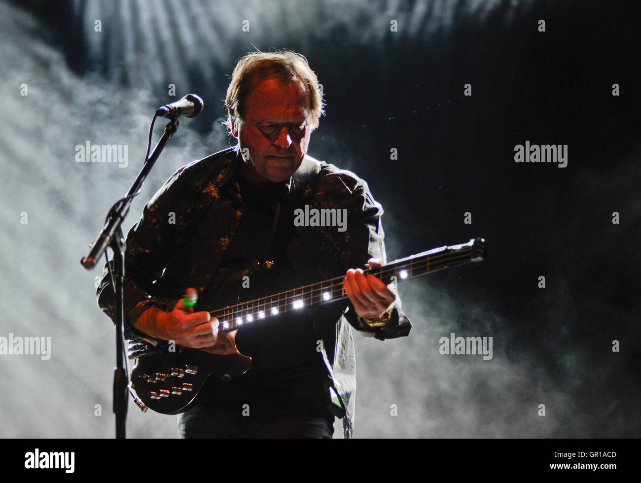 Billboard hot 100 chart hi-res stock photography and images - Alamy