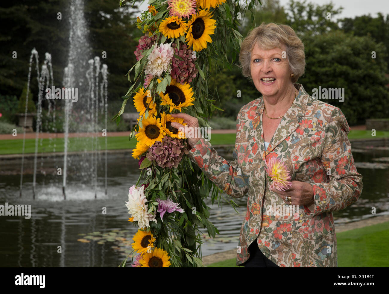 Penelope keith hi-res stock photography and images - Alamy