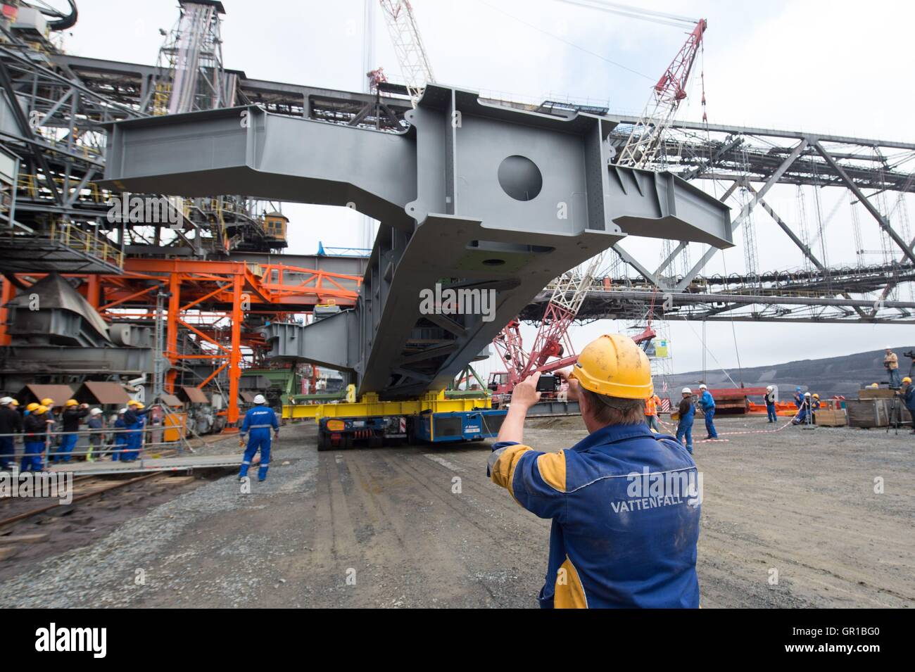 Boxberg, Germany. 06th Sep, 2016. Construction workers follow the ...