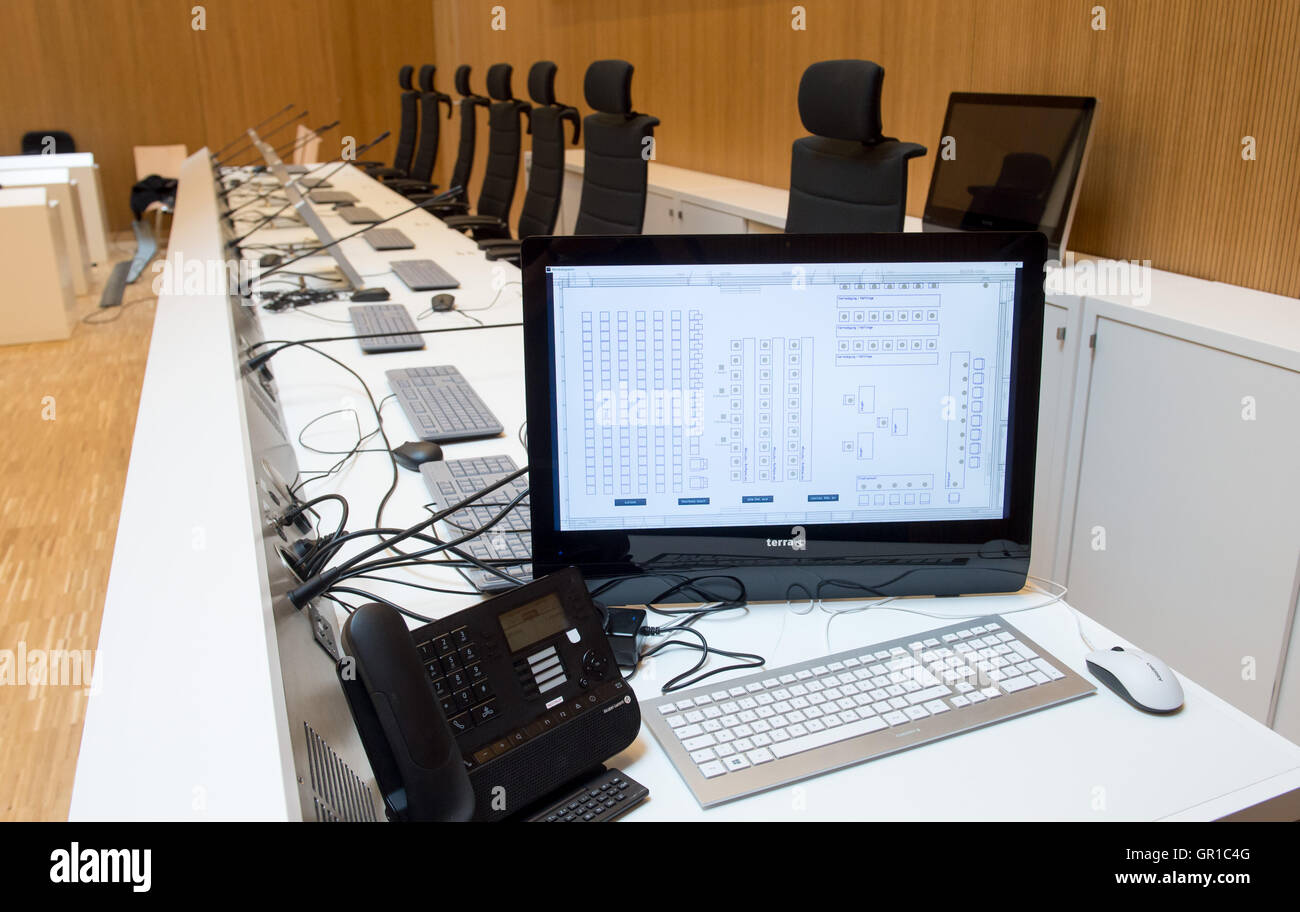 Courtroom seating hi-res stock photography and images - Alamy