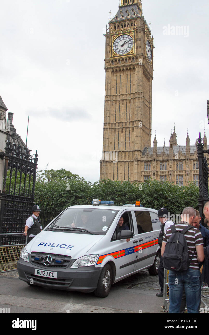Officers guarding parliament hi-res stock photography and images - Alamy