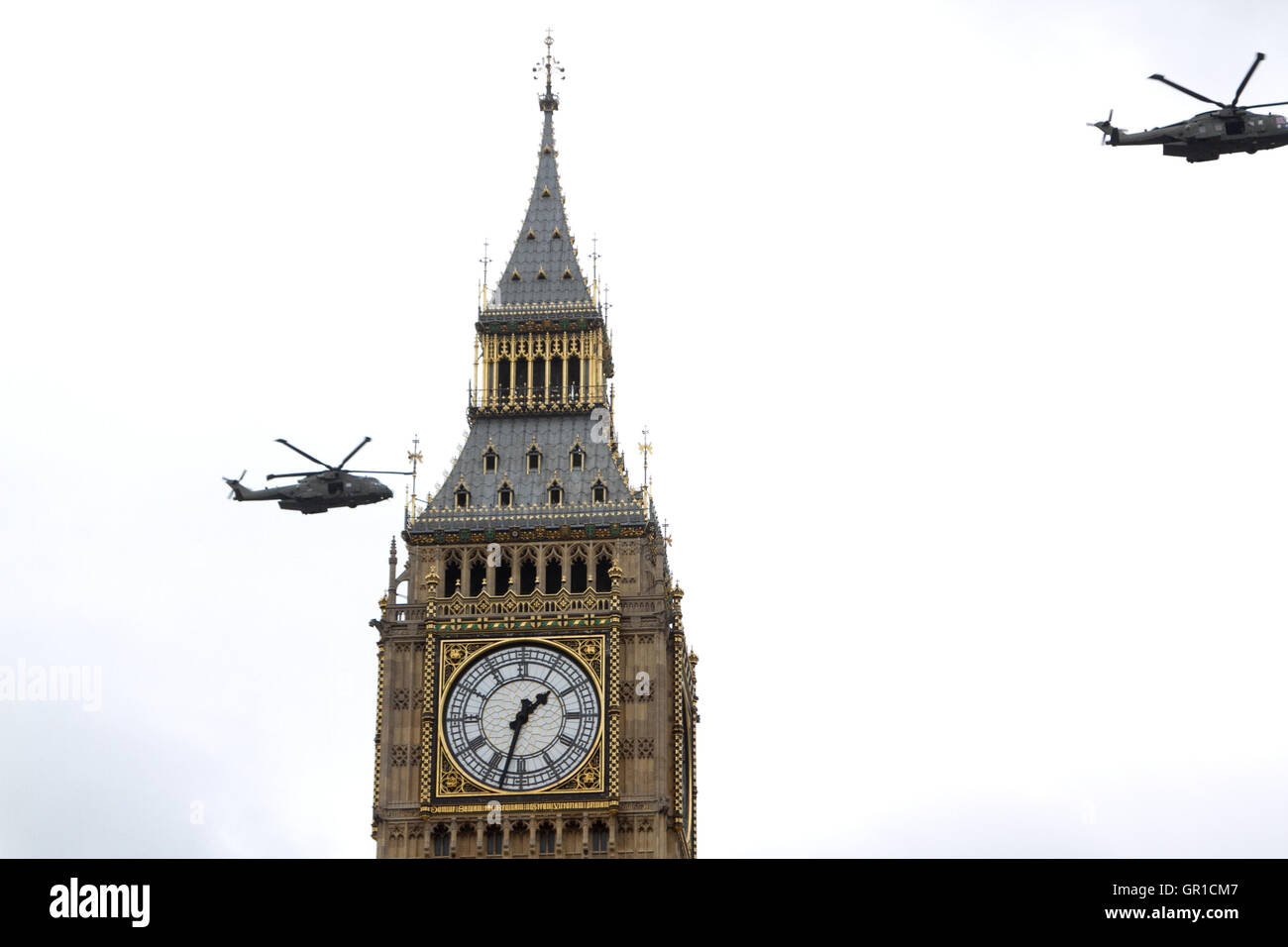 Military helicopter over london hi-res stock photography and images - Alamy