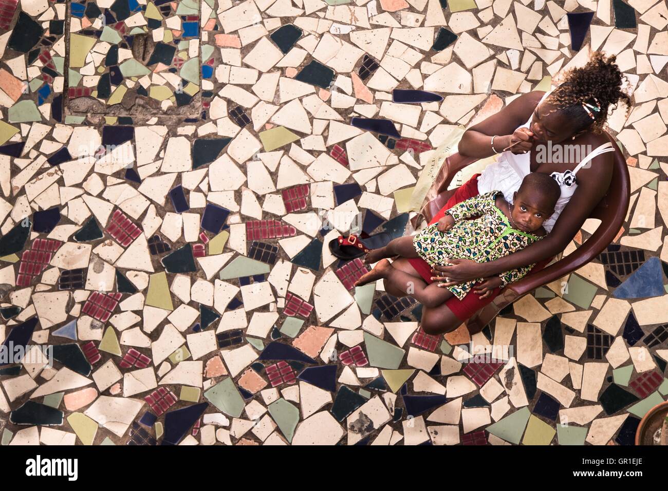 Dakar, Senegal. 8th Aug, 2015. A little girl in the arms of a governess ...