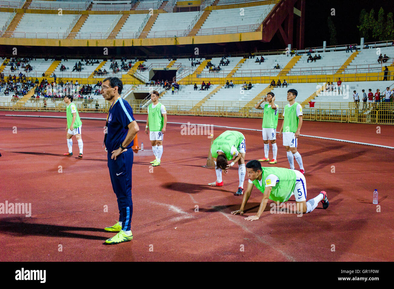 Football substitutes warming up hi-res stock photography and images - Alamy