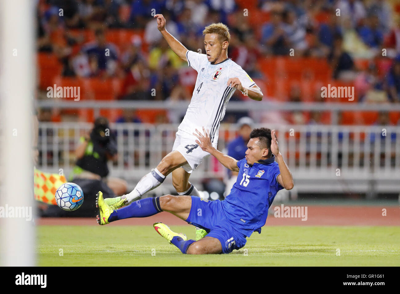 Rajamangala National Stadium, Bangkok, Thailand. 6th Sep, 2016. (L-R) Keisuke Honda (JPN ...