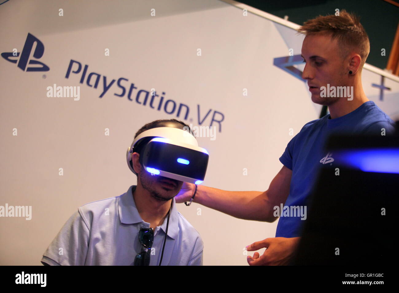 Playstation 4 launch hi-res stock photography and images - Alamy