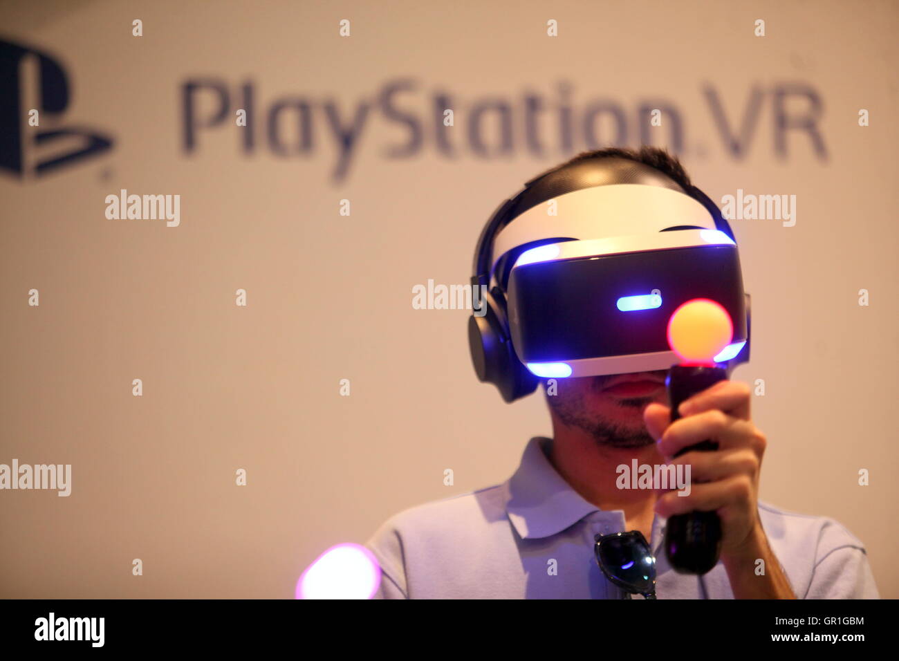 Playstation vr hi-res stock photography and images - Alamy