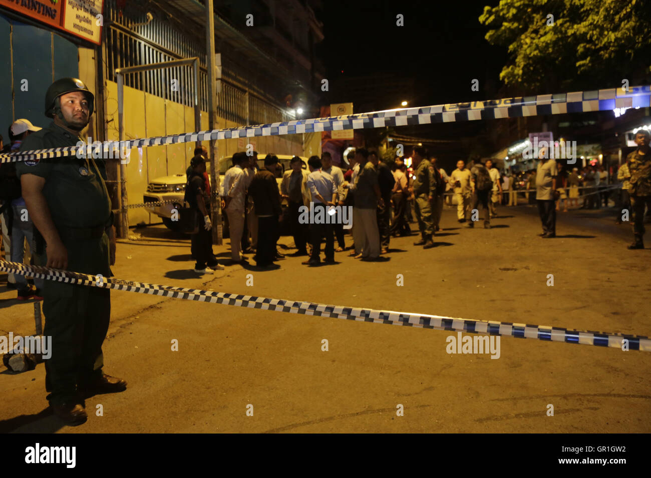Phnom Penh, Cambodia. 6th Sep, 2016. Cambodian policemen cordon off an ...