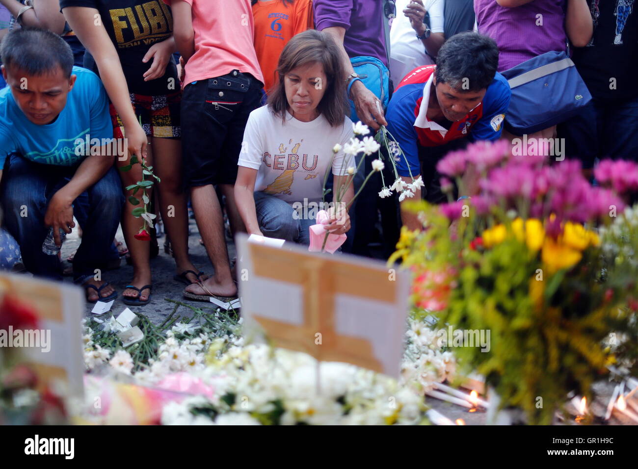 Davao, Philippines. 3rd Sep, 2016. Residents offer prayers and flowers ...