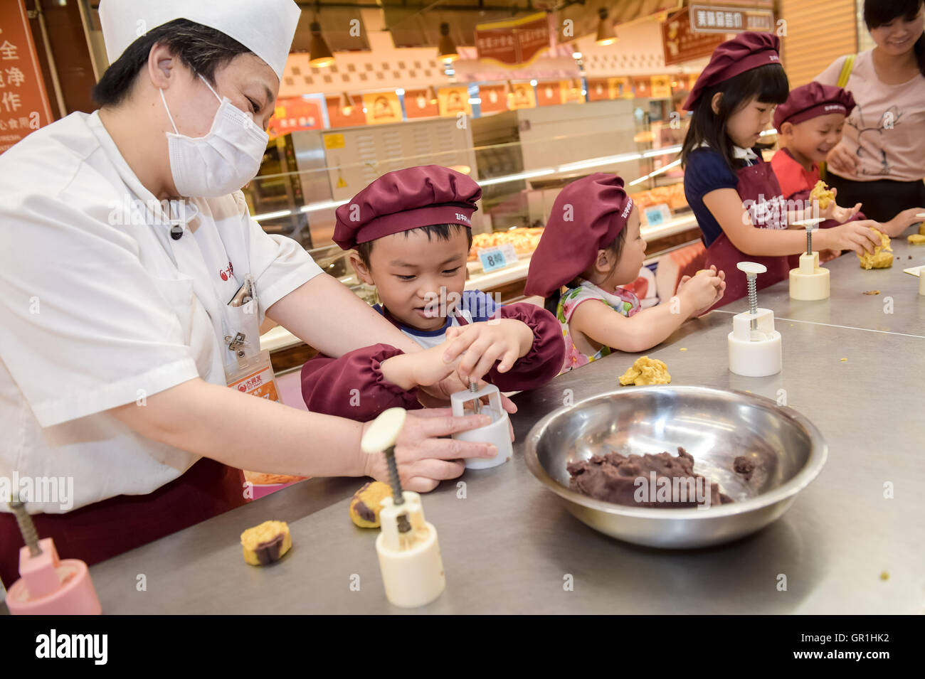 Moon cake festival, children hi-res stock photography and images - Alamy