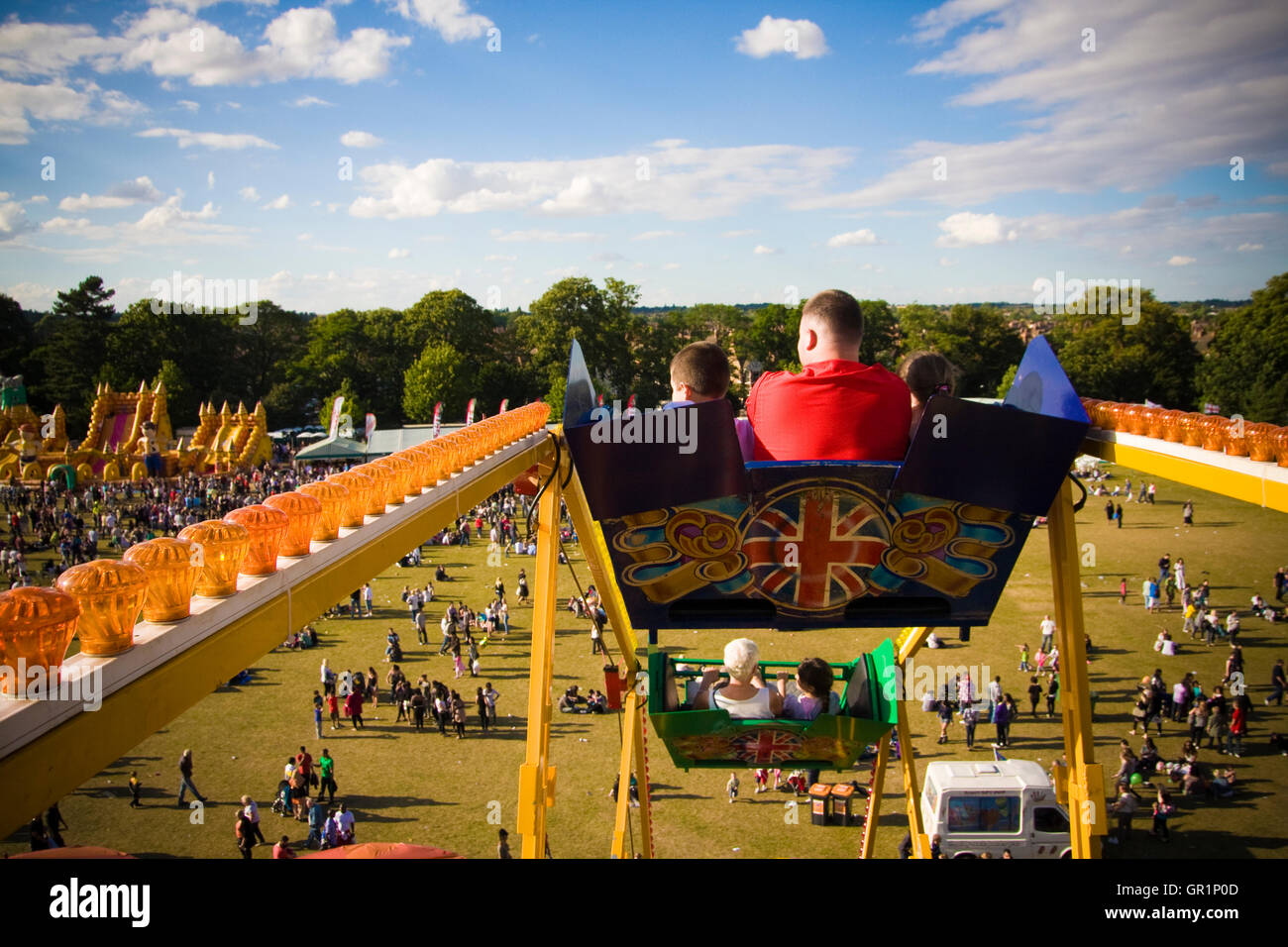 Funfair crowds hi-res stock photography and images - Alamy