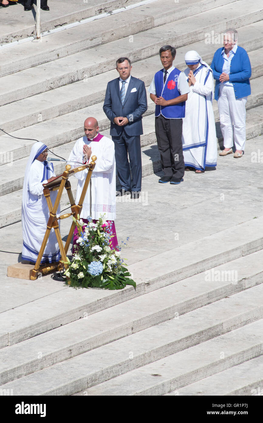 Canonization of Mother Teresa of Calcutta Stock Photo - Alamy