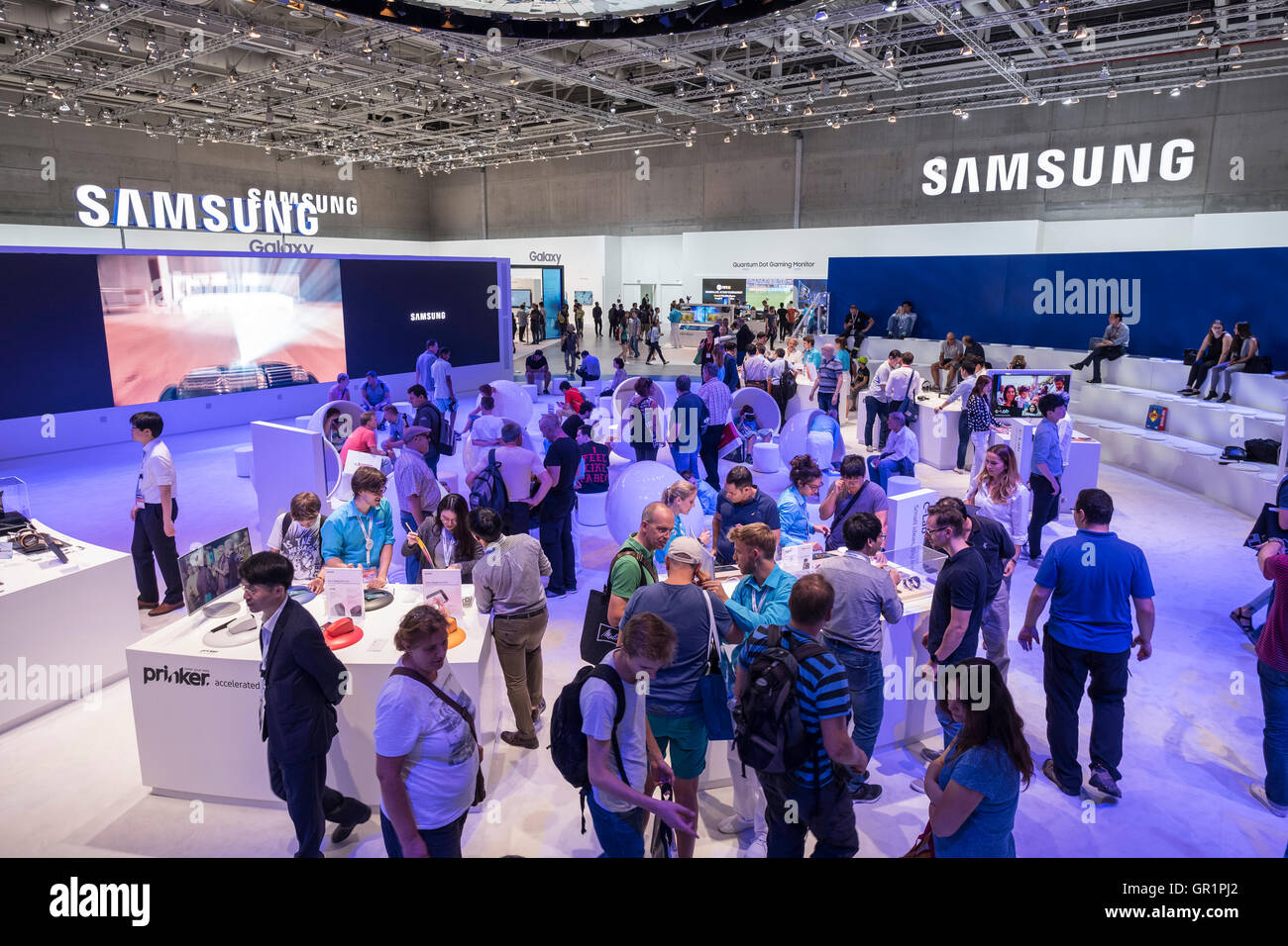 Samsung electronics in europe hi-res stock photography and images - Alamy