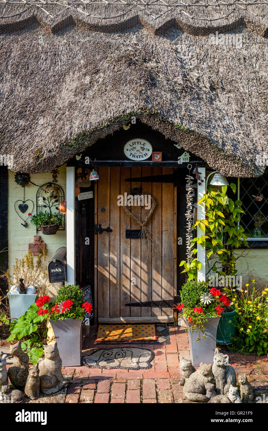 Pretty thatched roof house hi-res stock photography and images - Alamy