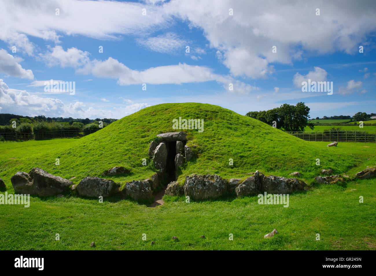 Bryn Celli Ddu burial chamber, Anglesey, North Wales Stock Photo - Alamy