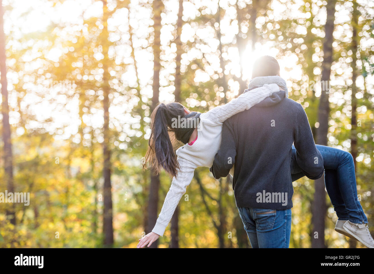 Couple hug arms couple hi-res stock photography and images - Alamy