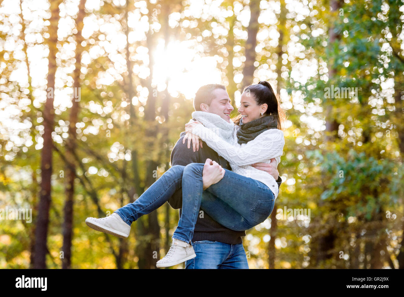 Couple hug arms couple hi-res stock photography and images - Alamy