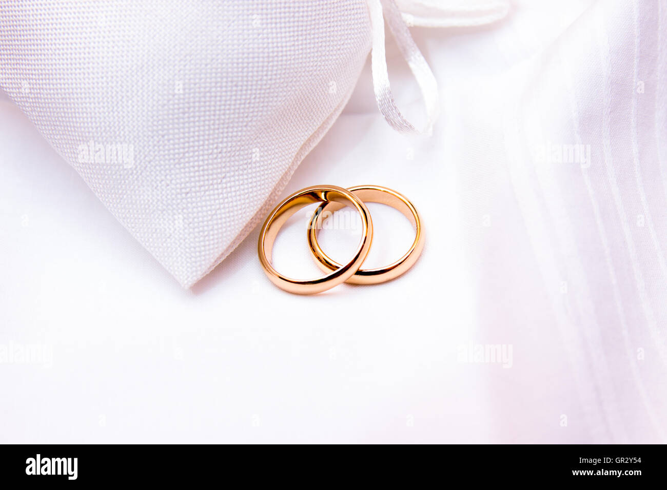 Cloth wedding ring | Beachweddingtips.com