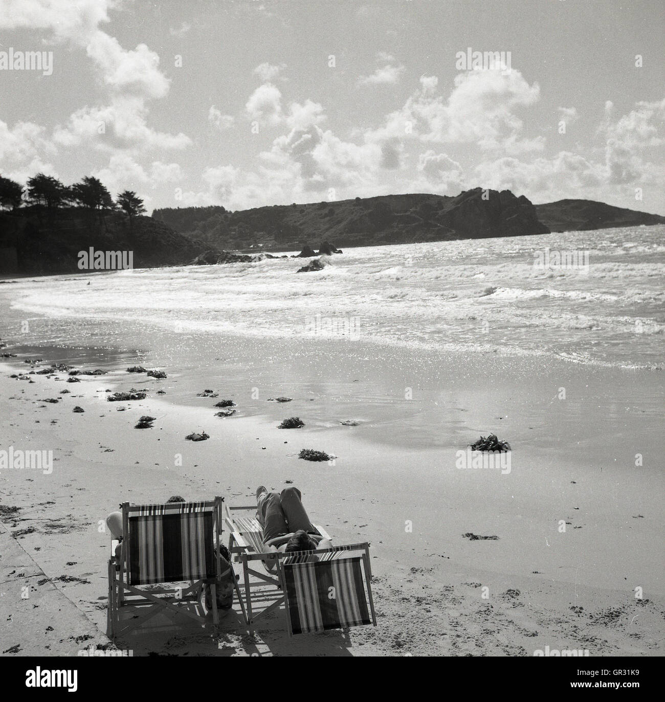 1950s couple beach hi-res stock photography and images - Alamy