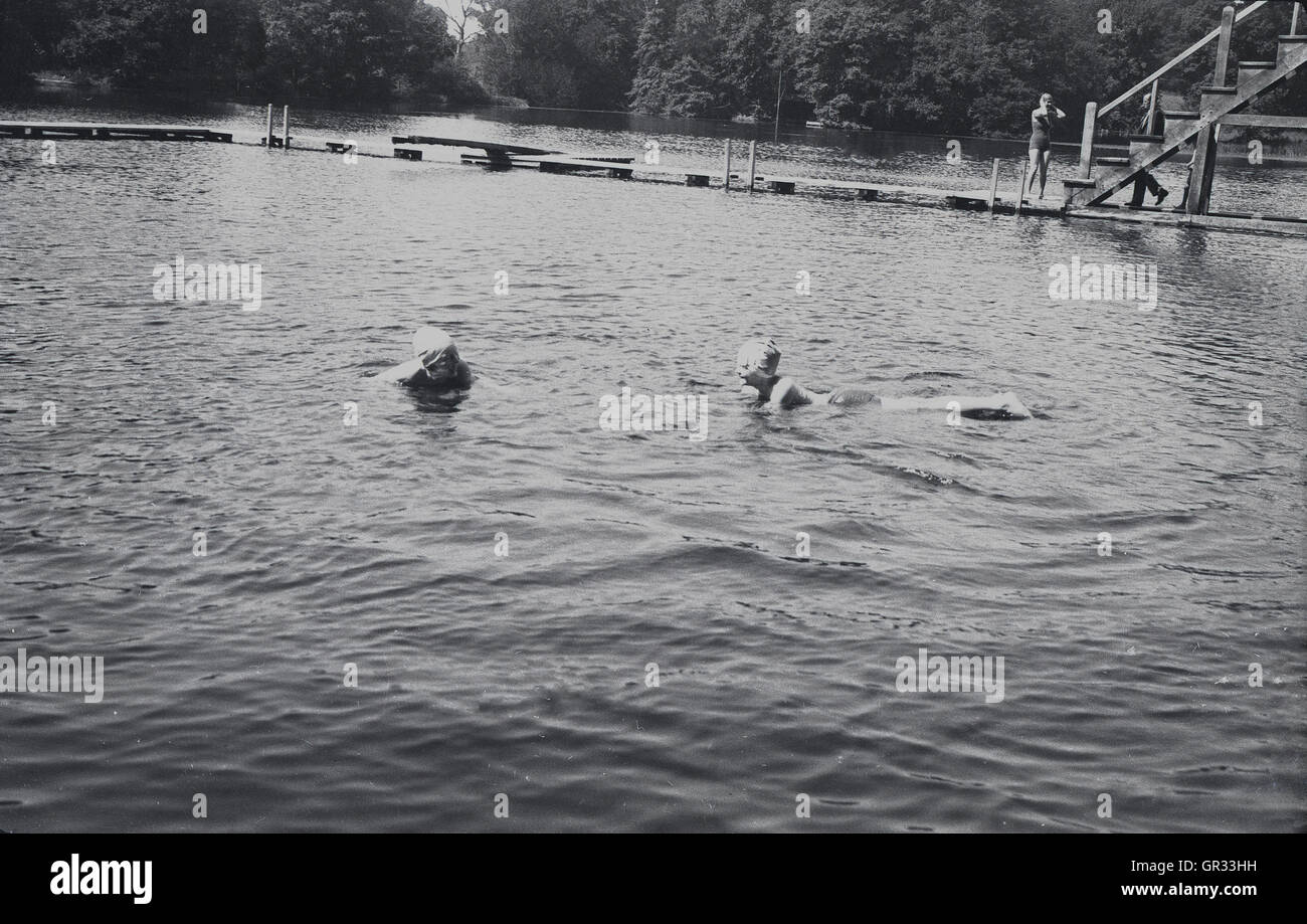Learning to swim 1950s hi-res stock photography and images - Alamy
