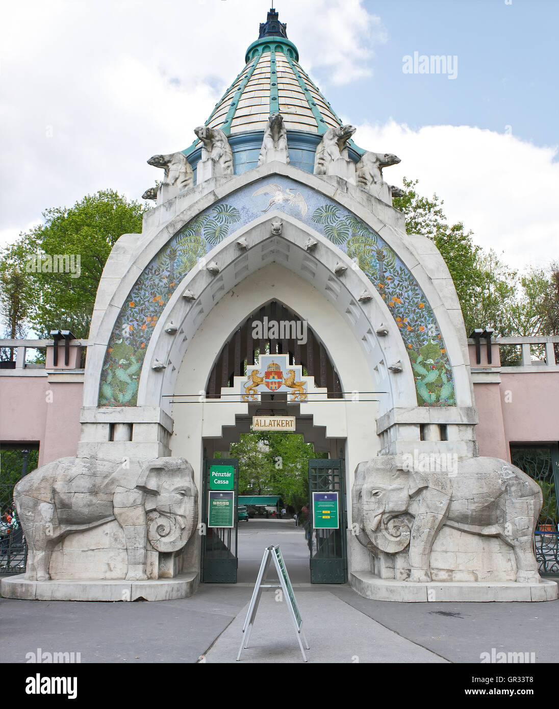 Budapest zoo hi-res stock photography and images - Alamy